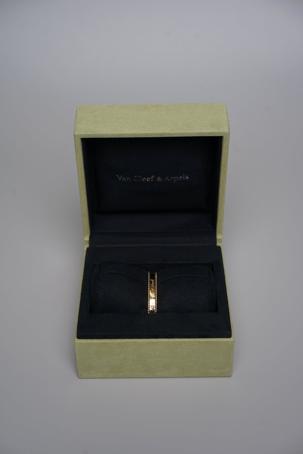 VCA Perlée signature bracelet, medium model in 18K Yellow Gold ...